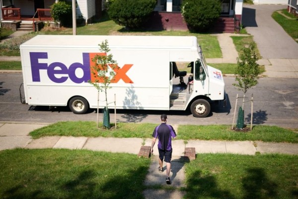 FedEx Slumps as Lowered Outlook Offers Warning Sign for Economy ...